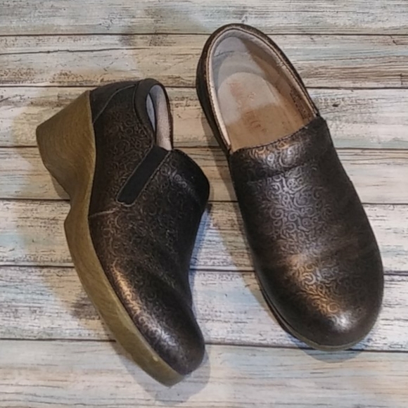 Alegria | Shoes | Alegria Womens Eryn Bronze Swirl Clogs | Poshmark